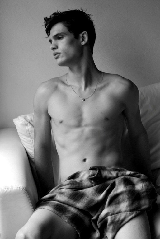 LUCAS MUTINELLI – SWEET TASTE OF YOUTH